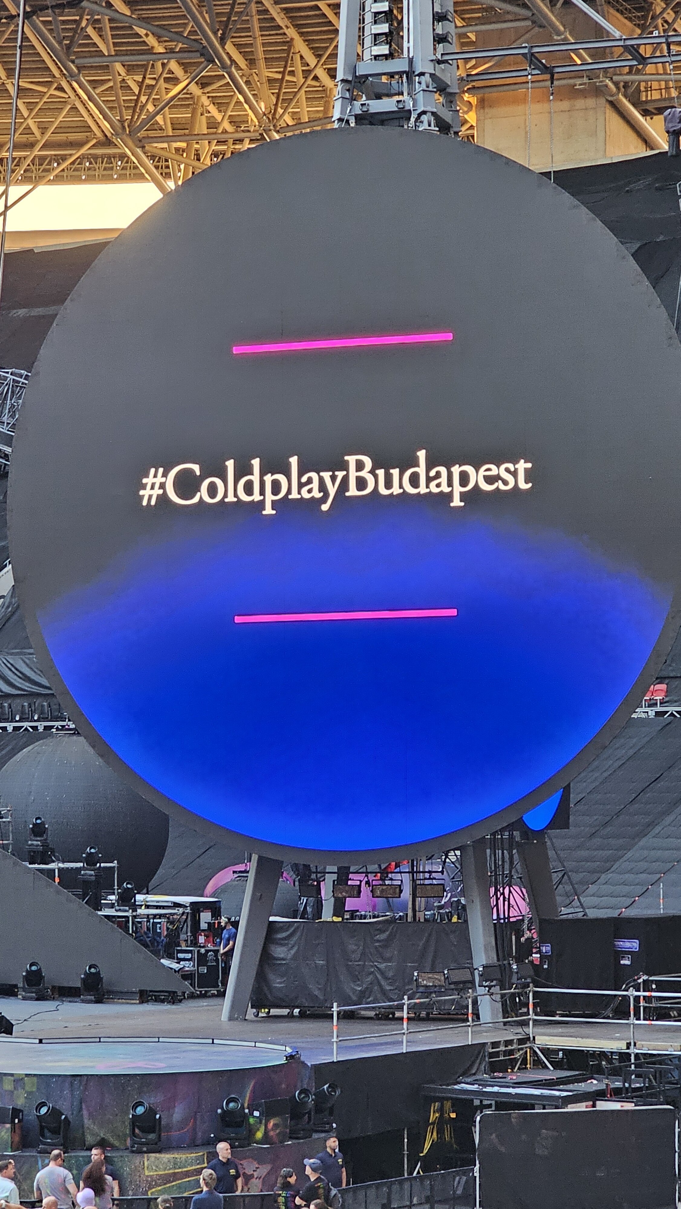 Coldplay live in Budapest - Music of The Spheres Tour (2022-) - Coldplaying